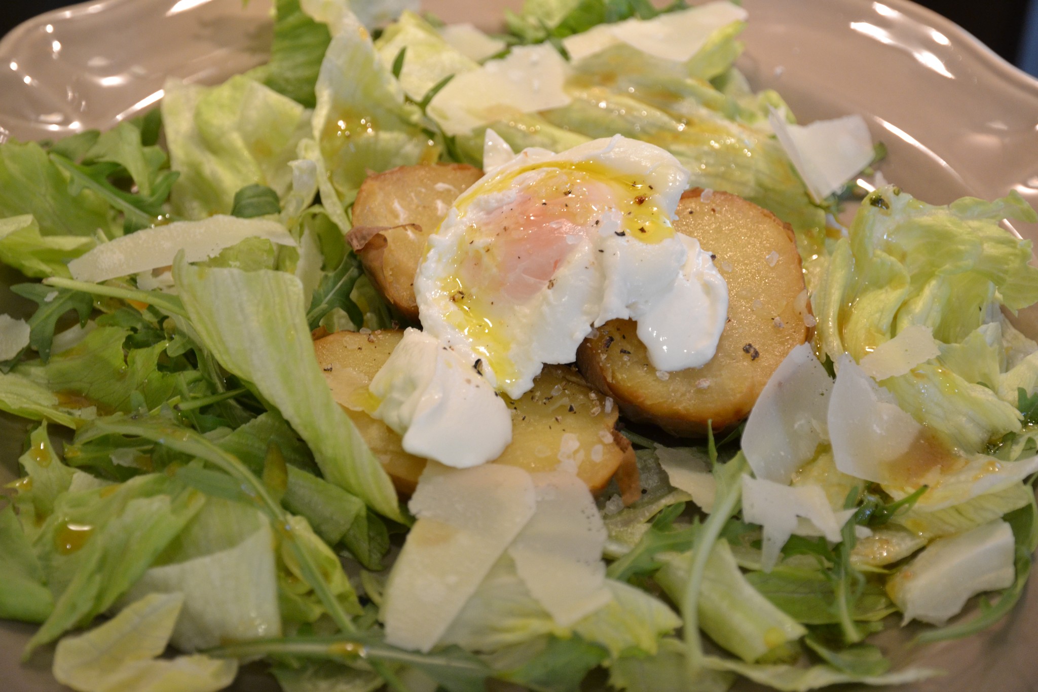 Ensalada templada con huevo escalfado | Paloma de la Rica